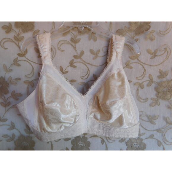 Playtex | Intimates & Sleepwear | Playtex 42b Bra Euc | Poshmark
